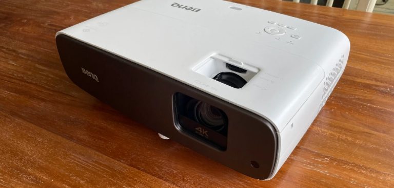 How to Use a Projector During the Day | 8 Easy Steps (2025)