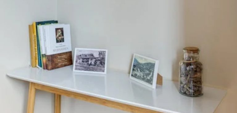 How to Display Framed Photos on a Table | 10 Effective Methods